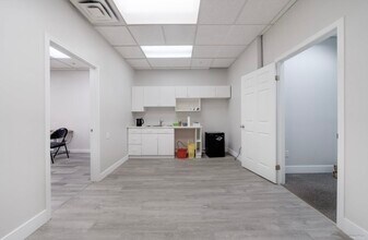 1480 Foster St, White Rock, BC V4B 3X7 - White Rock Square | LoopNet Canada
