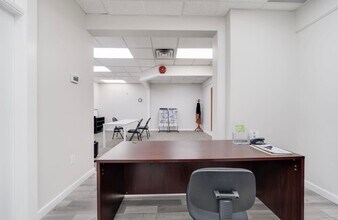 1480 Foster St, White Rock, BC V4B 3X7 - White Rock Square | LoopNet Canada