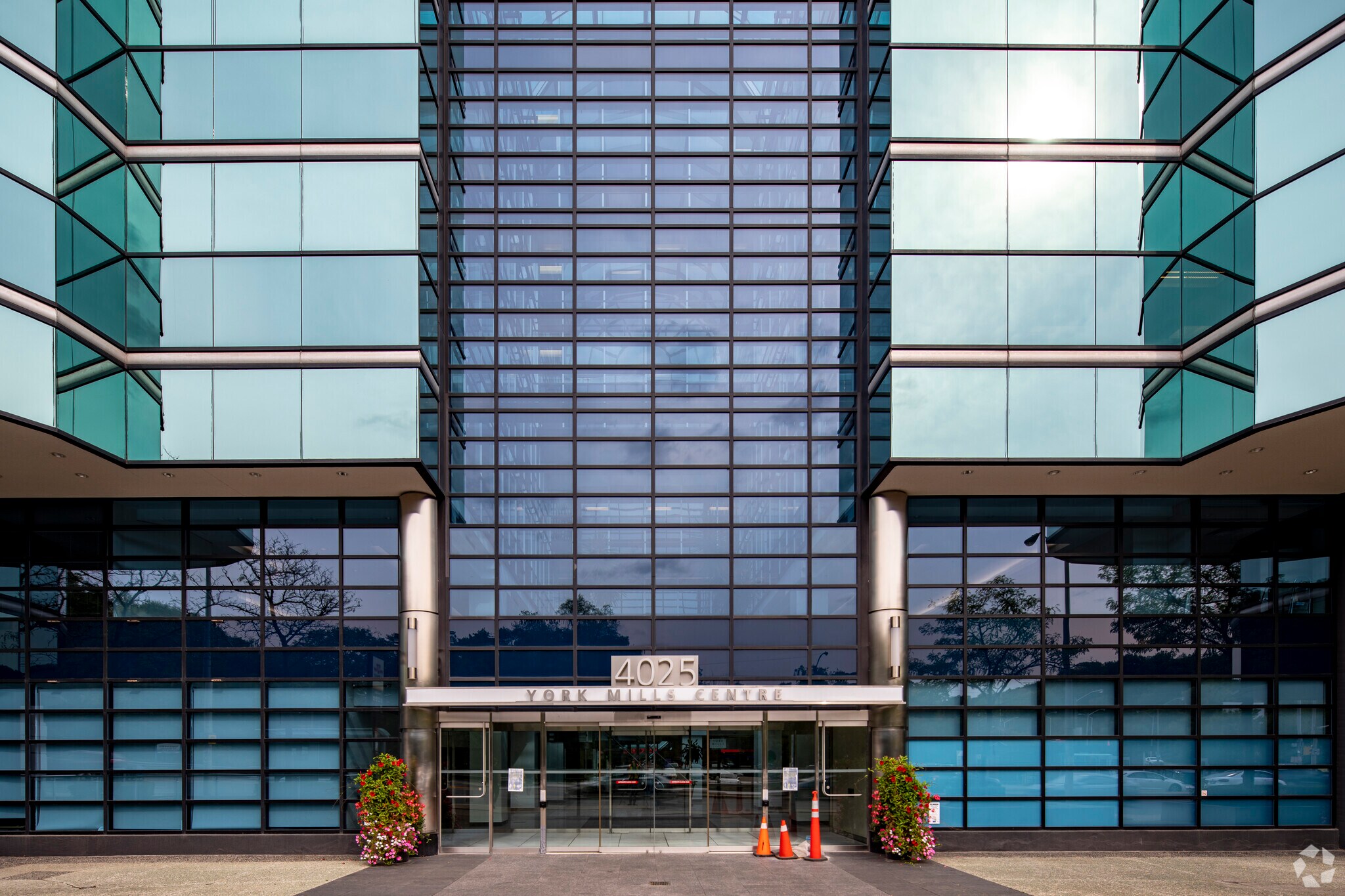 10-20 York Mills Rd, Toronto, ON M2P 1N6 - York Mills Centre | LoopNet ...