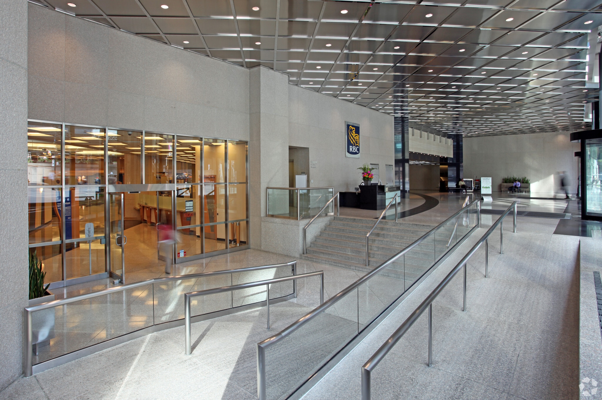 200 Bay St, Toronto, ON M5J 2J2 - Regus Royal Bank Plaza | LoopNet Canada