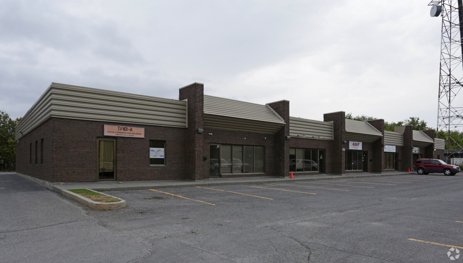 215 Menten Pl, Ottawa, ON K2H 9C1 | LoopNet Canada